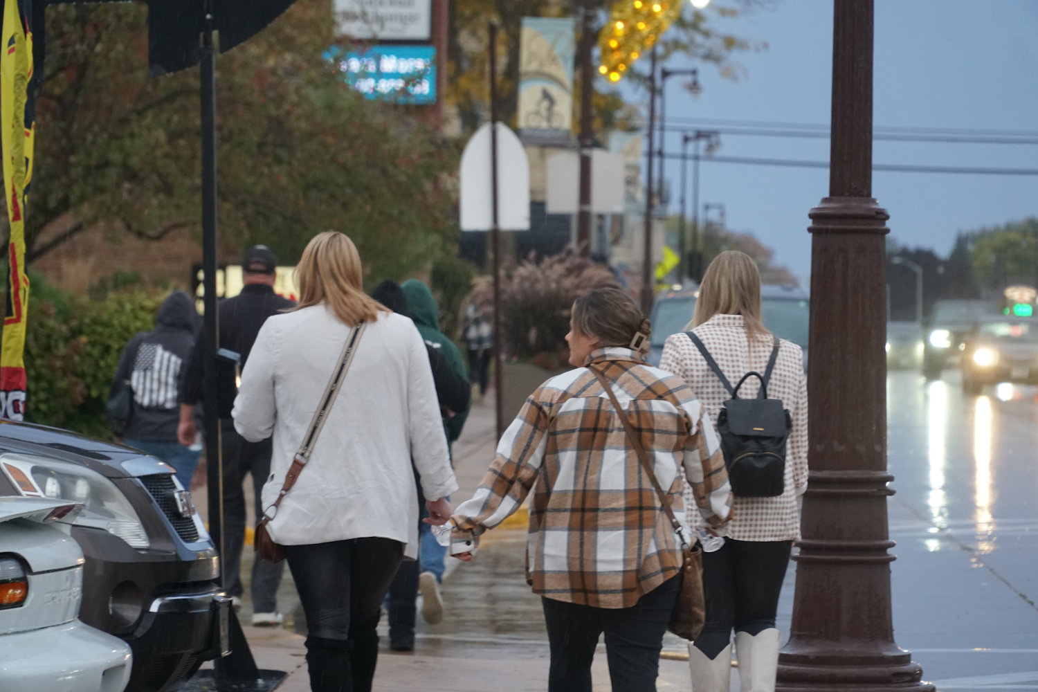 (PHOTOS) Waupun Holds “Hops & Shops” Downtown Beer Walk – Waupun ...